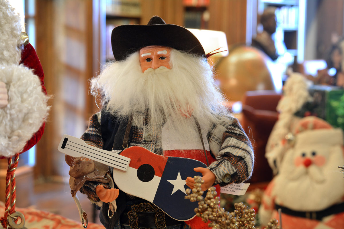 The Greatest Collection of Santa Figurines Ever: Claus Mania is Real in ...