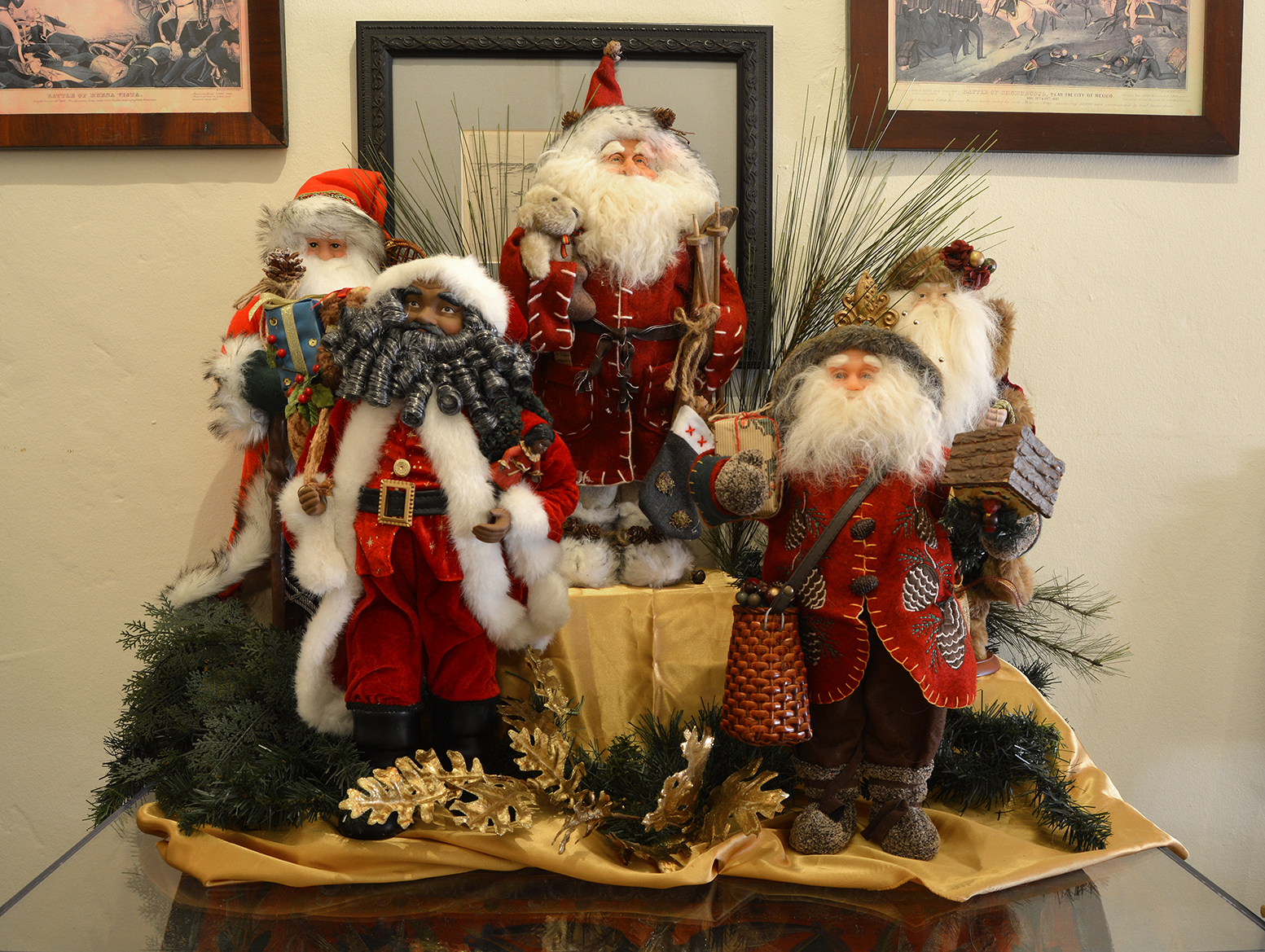 The Greatest Collection of Santa Figurines Ever: Claus Mania is Real in ...