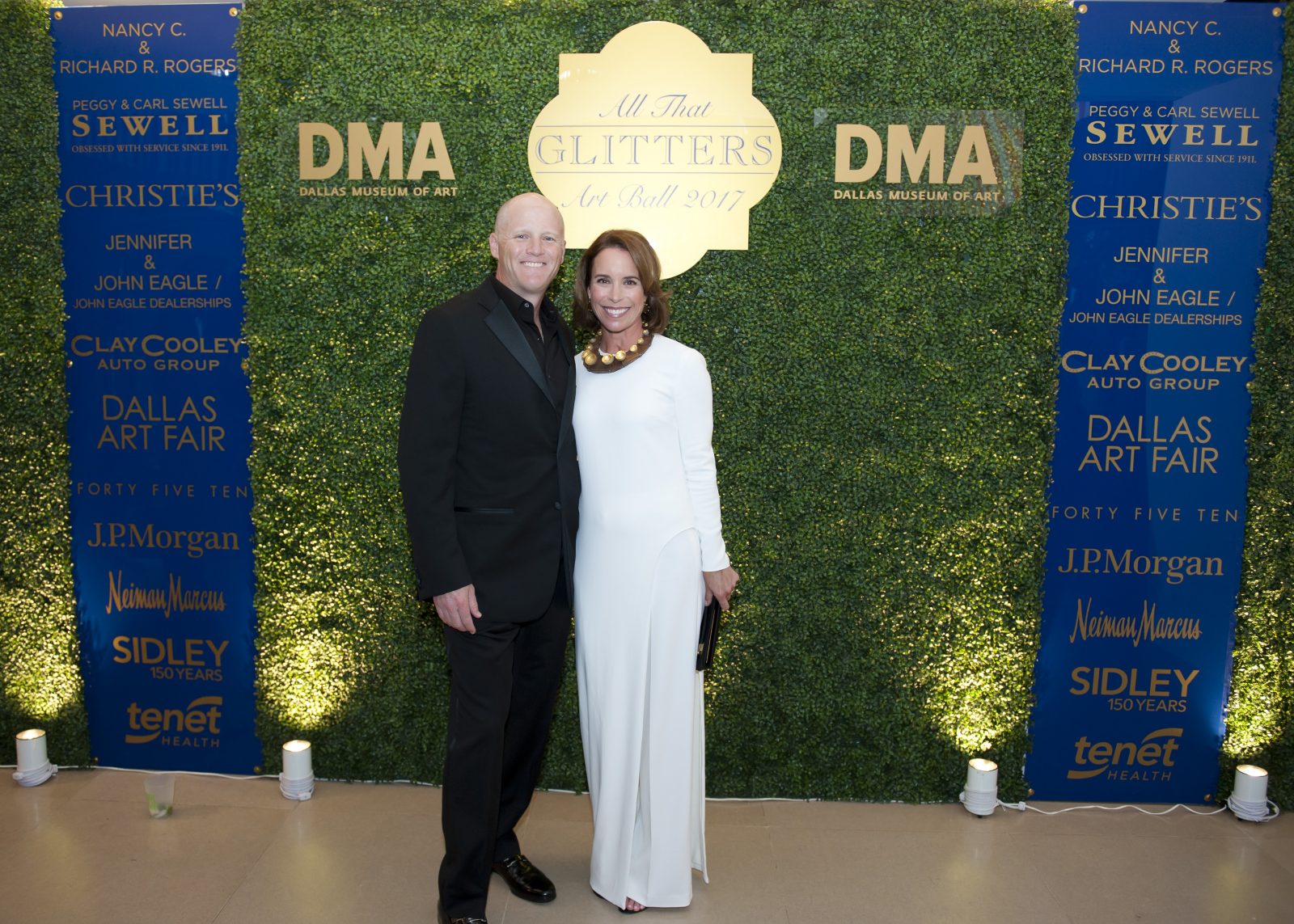 Anne Hathaway Makes a Surprise Splash in Dallas: $1 Million Night Draws ...