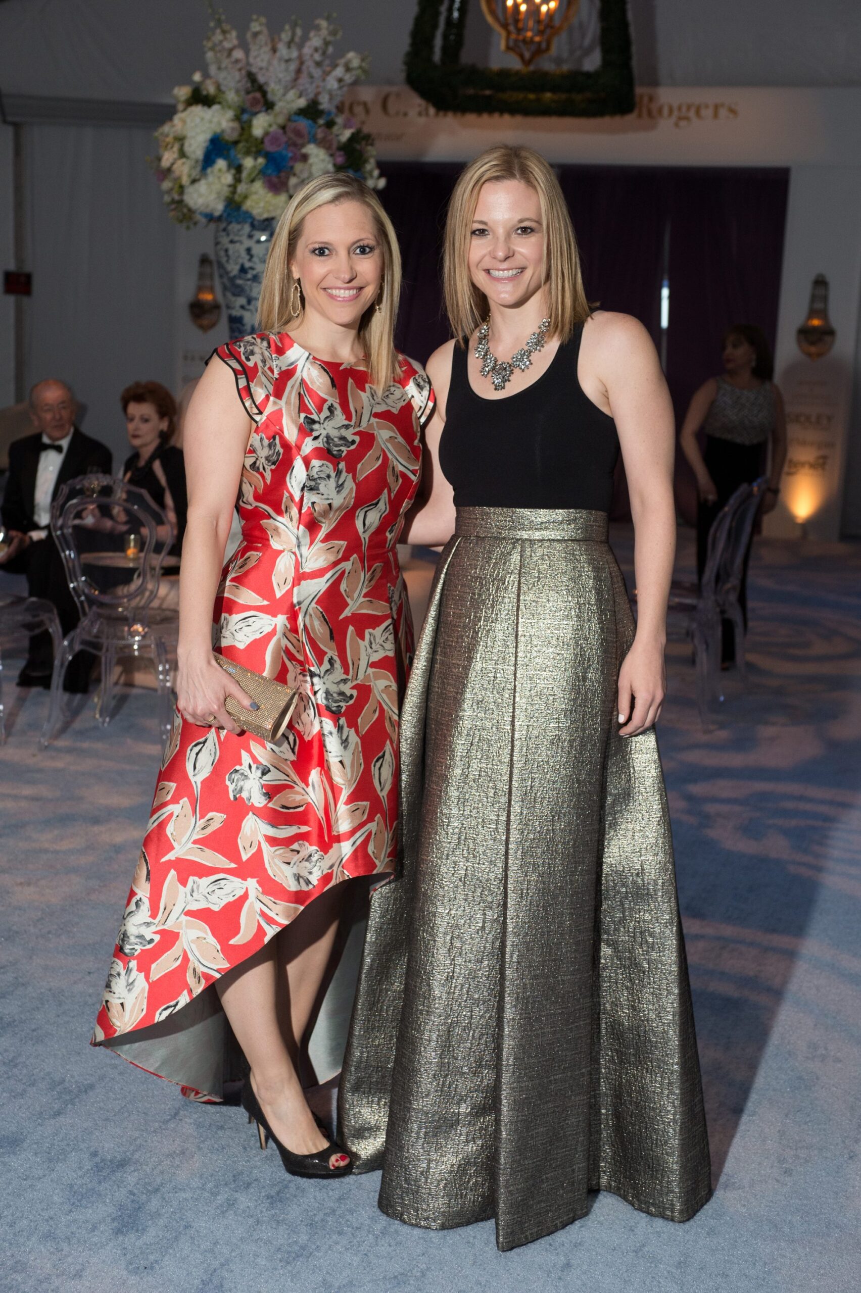 Anne Hathaway Makes a Surprise Splash in Dallas: $1 Million Night Draws ...