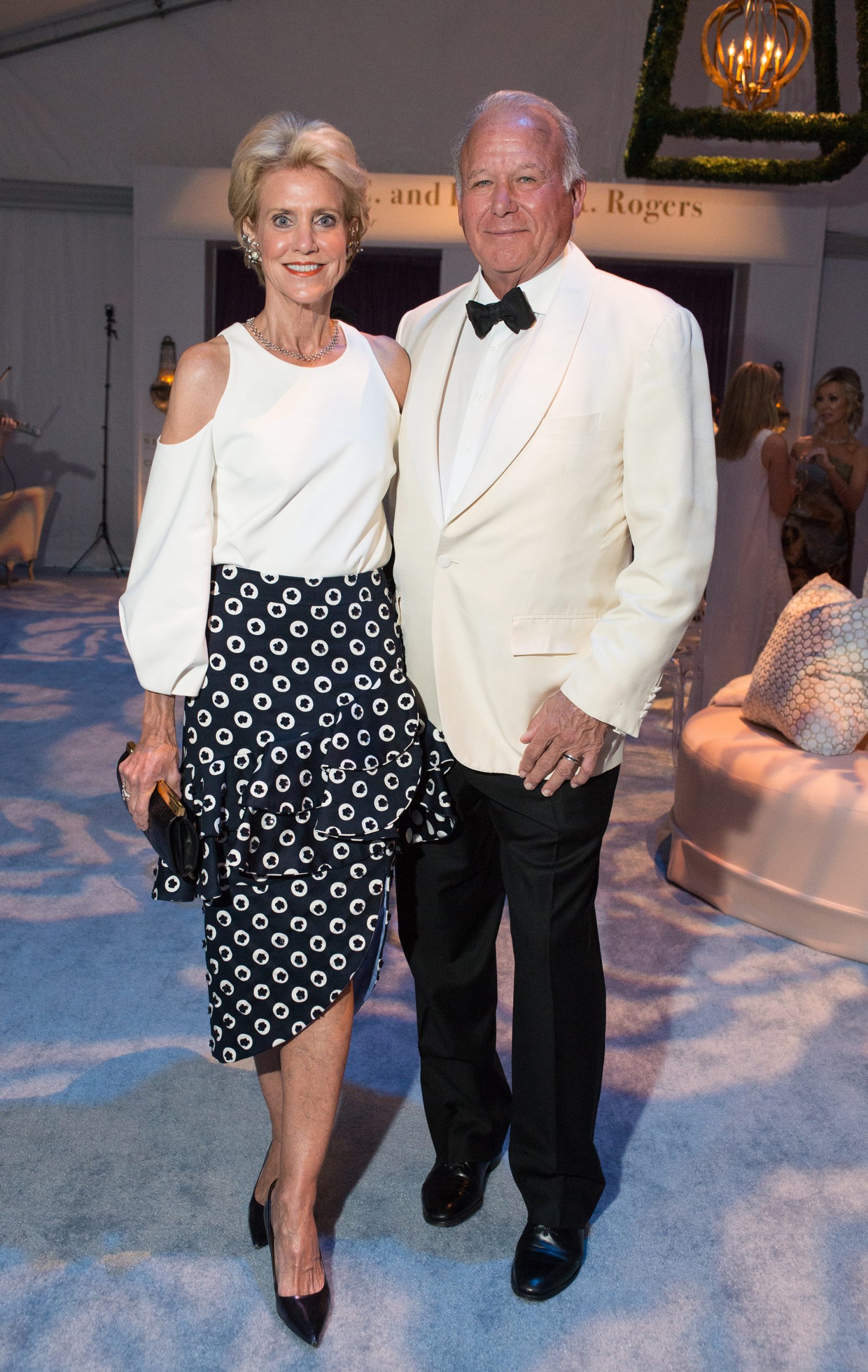 Anne Hathaway Makes a Surprise Splash in Dallas: $1 Million Night Draws ...