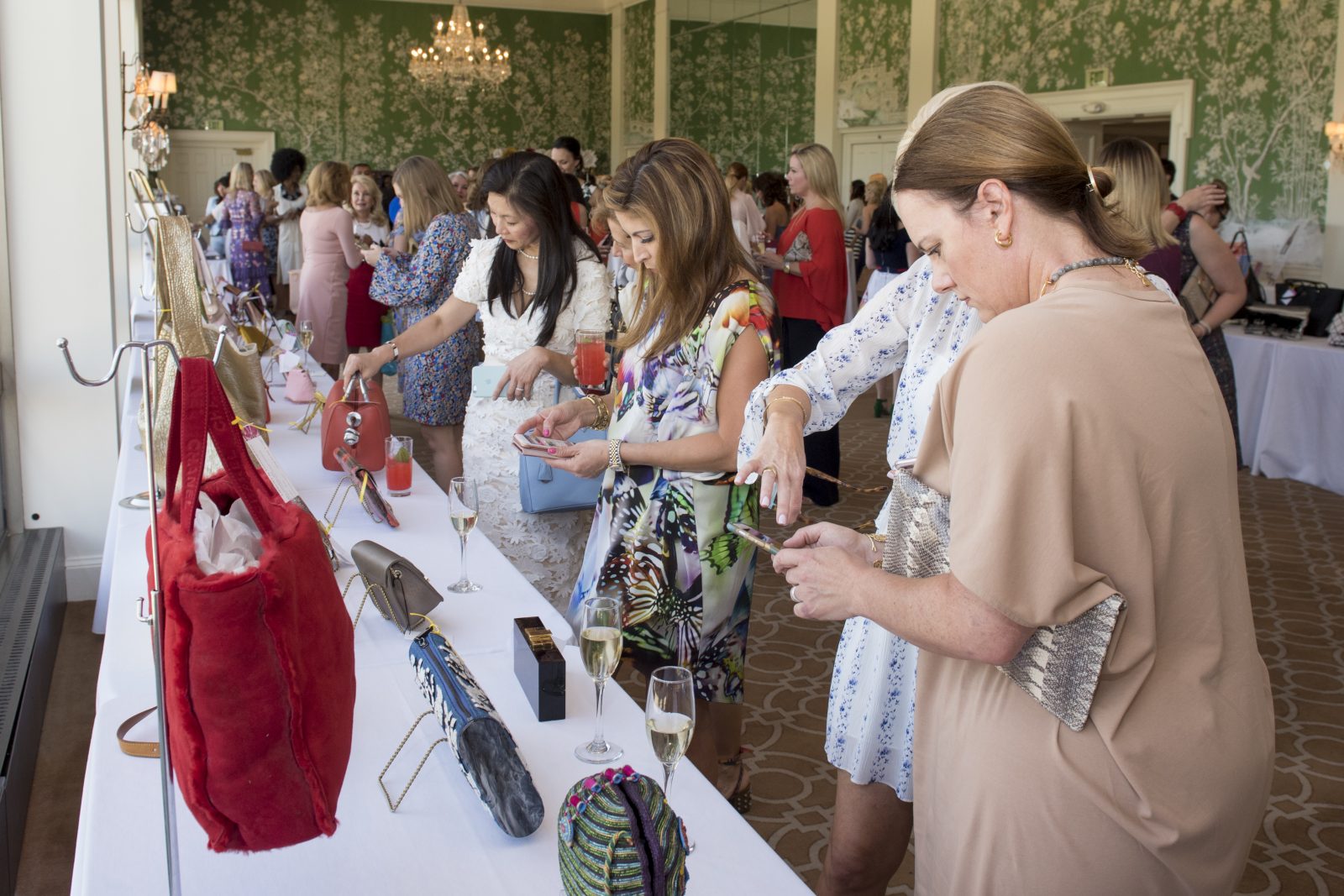 Bargain Designer Purses Draw a Huge Crowd of Fashionistas in River Oaks ...