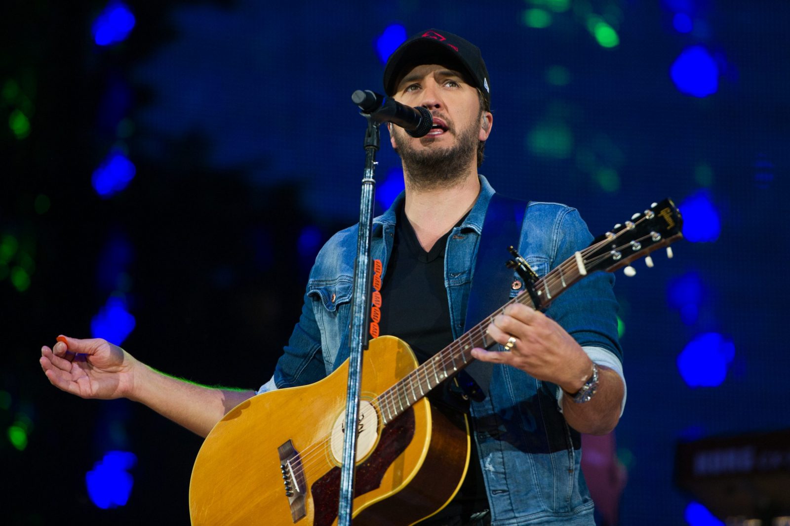 Luke Bryan Growls, Forgets His Own Song Lyrics and Shows Off His Butt ...