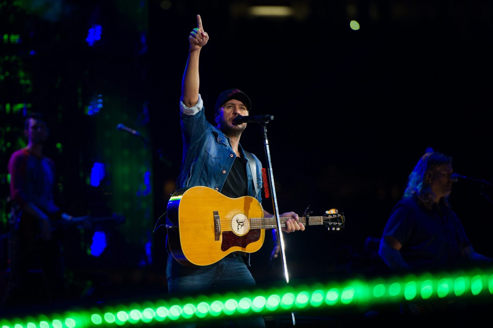 Luke Bryan Growls, Forgets His Own Song Lyrics and Shows Off His Butt ...