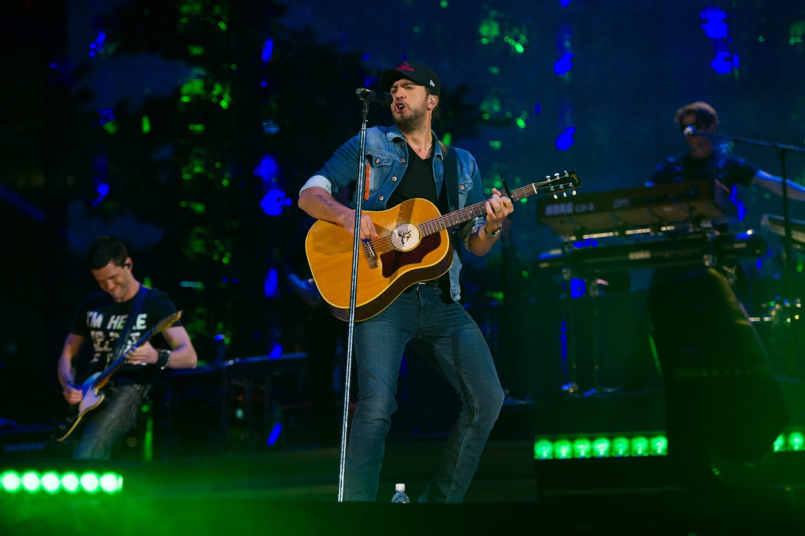 Luke Bryan Growls, Forgets His Own Song Lyrics and Shows Off His Butt ...