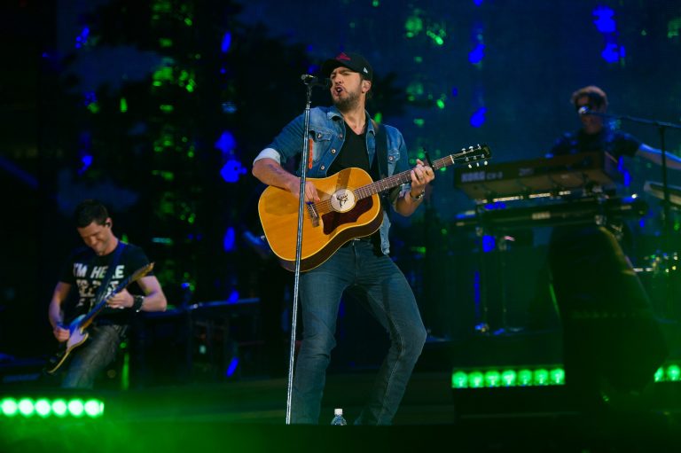 Luke Bryan Growls, Forgets His Own Song Lyrics and Shows Off His Butt ...