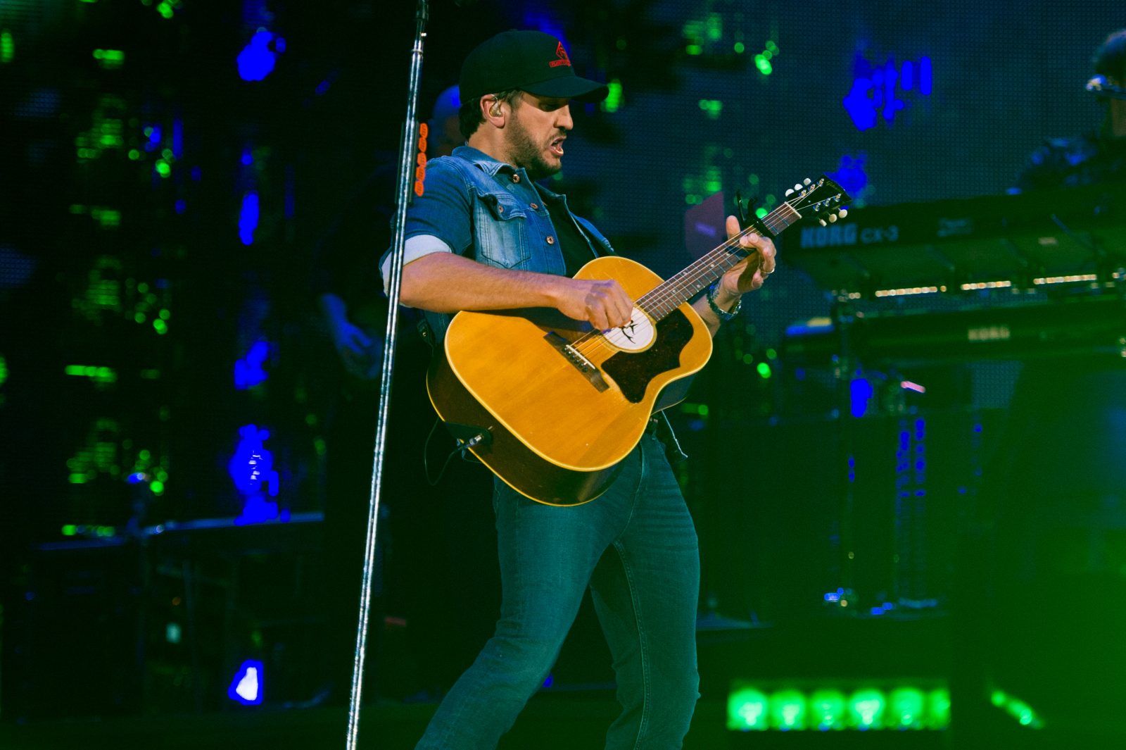 Luke Bryan Growls, Forgets His Own Song Lyrics and Shows Off His Butt ...