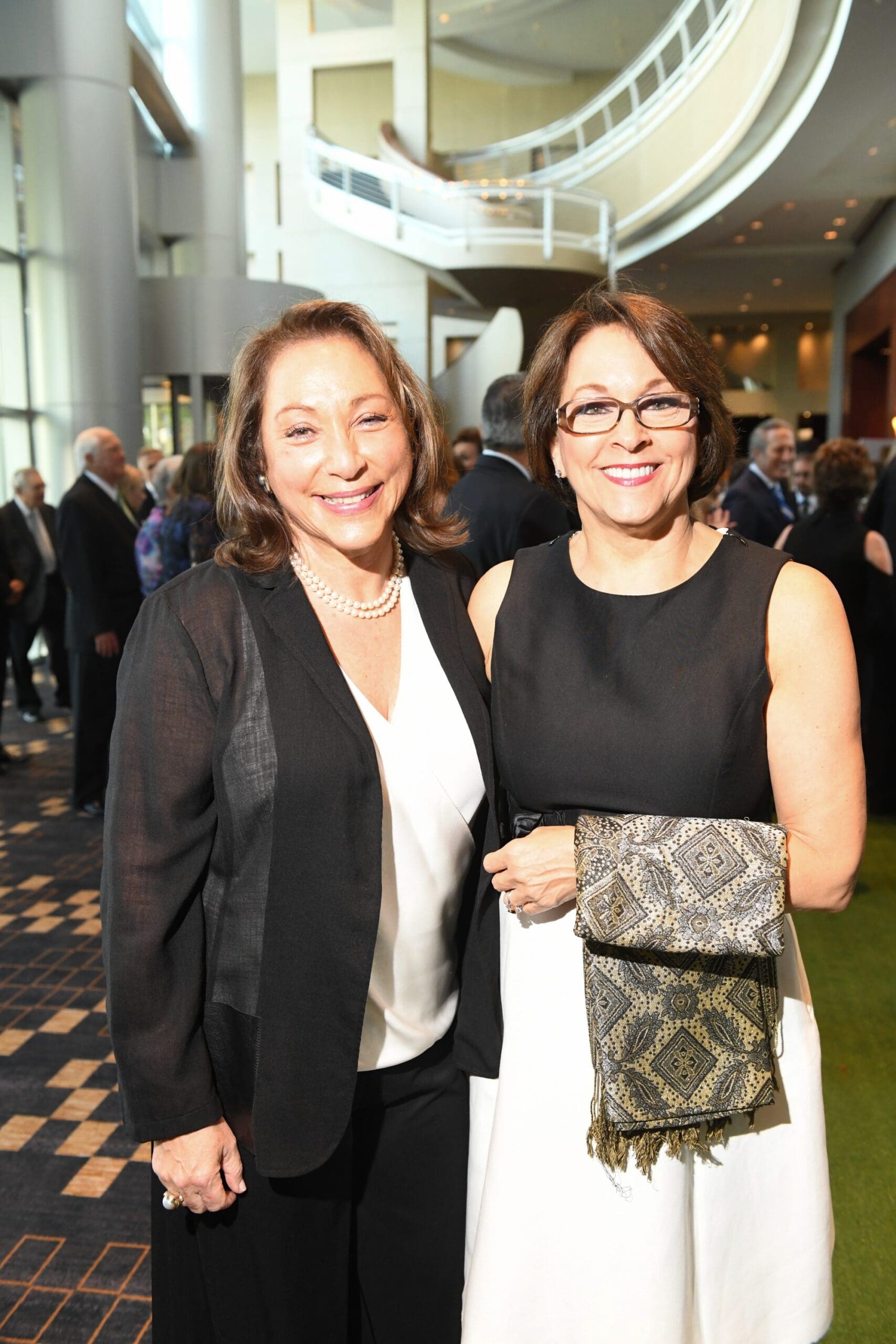 Oil Tycoon, Reality Star and Joyful Chairs Help This Gala Hit the ...