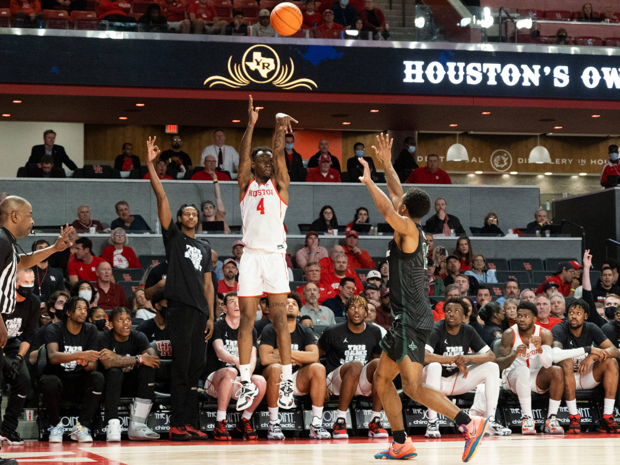 Dunk King Taze Moore Finds His Opportunities Soaring — UH Flyer Shows ...
