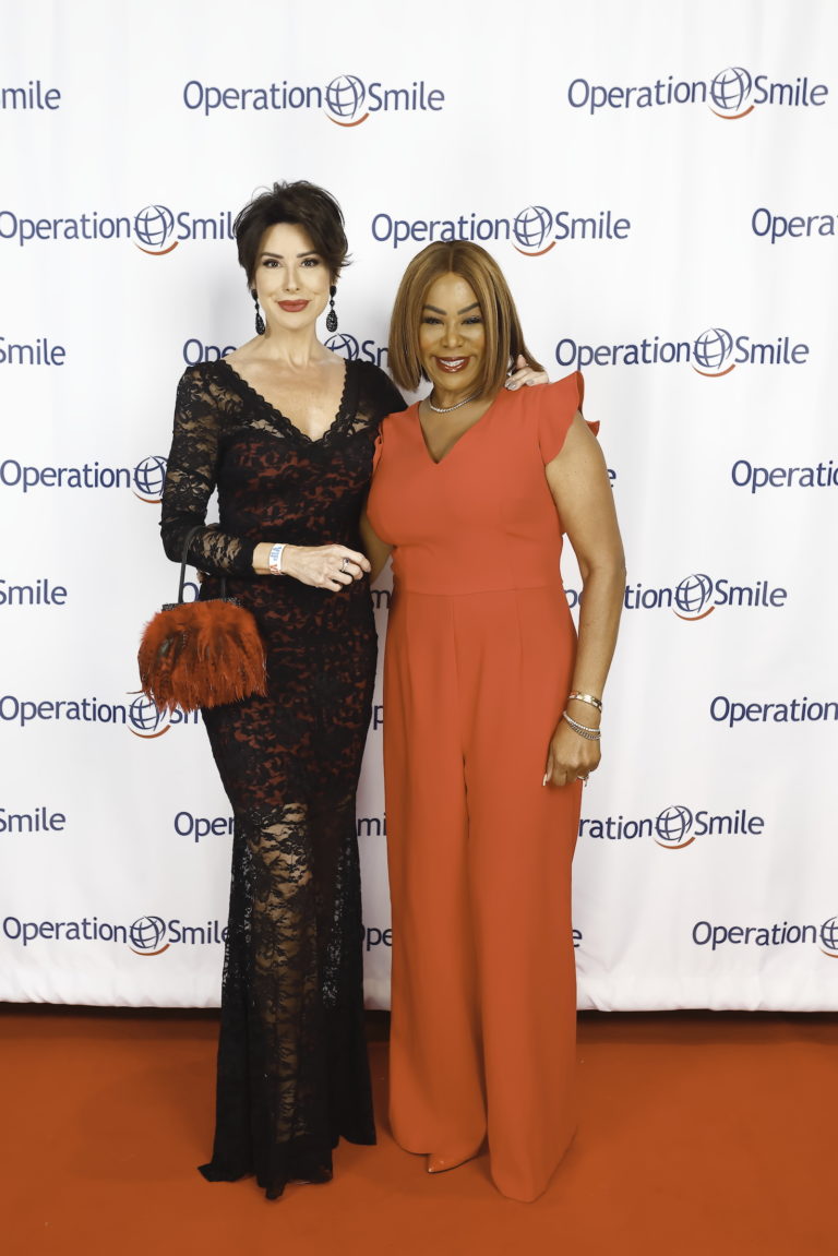 Dashing Movie Star Wows a Houston Crowd With His Selfie Willingness and ...