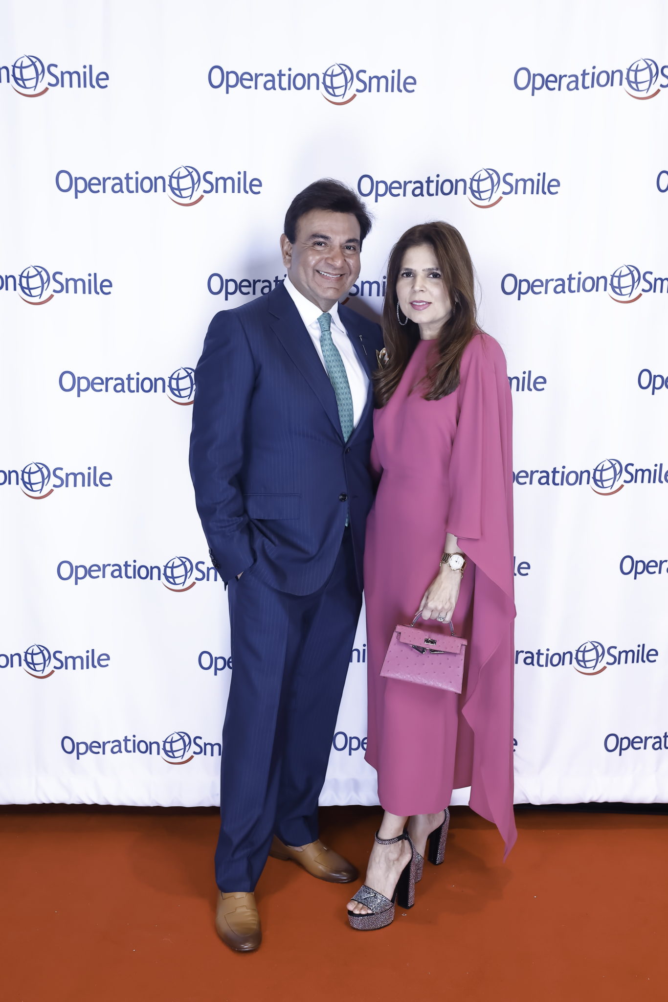 Dashing Movie Star Wows a Houston Crowd With His Selfie Willingness and ...