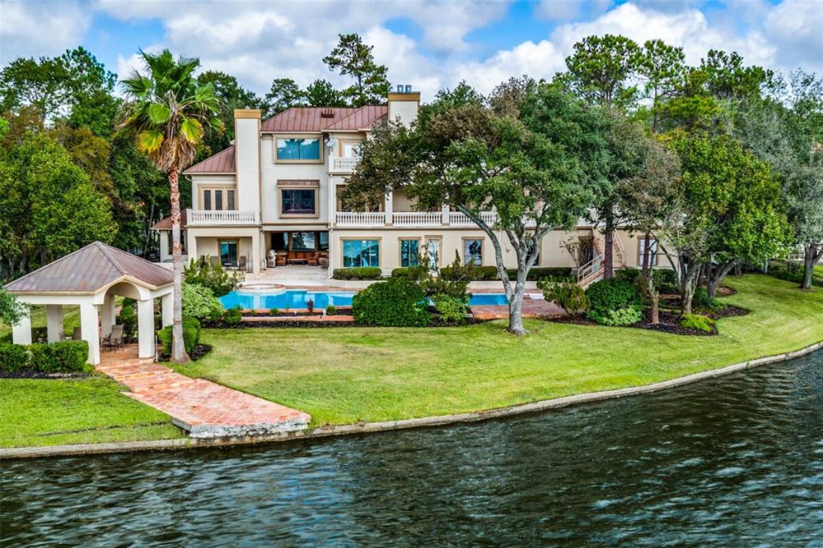 5 Glamorous Waterfront Homes In The Woodlands — The Perks Of Lakefront ...