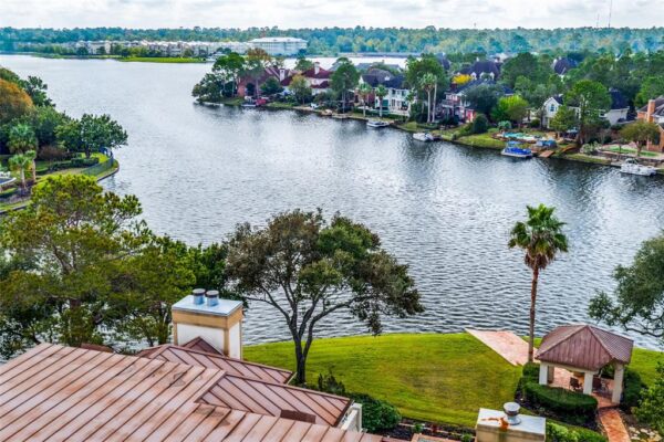 5 Glamorous Waterfront Homes In The Woodlands — The Perks Of Lakefront ...