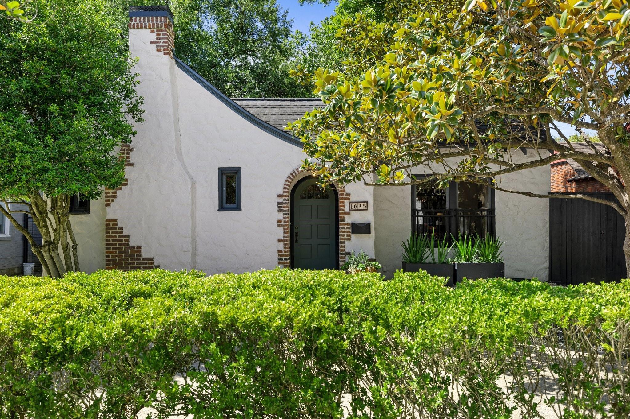 Historic Montrose Bungalow Built Back In 1930 Undergoes a Dreamy ...