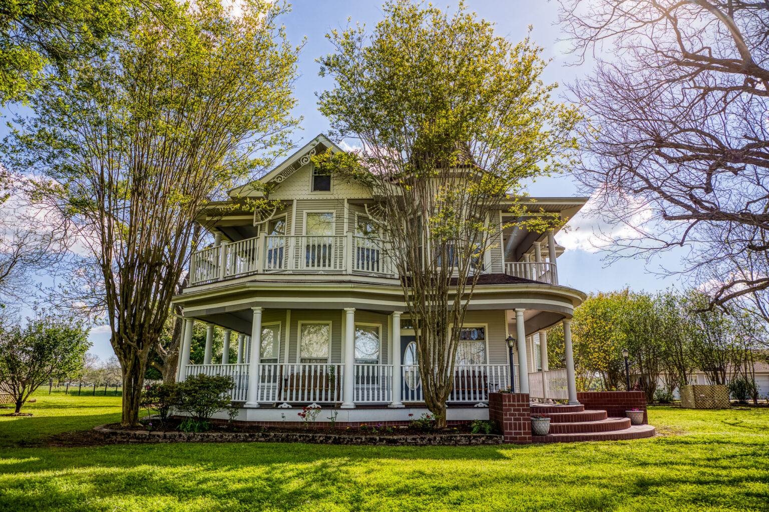 Sprawling Farm and Victorian-Era Texas Ranch on the Brazos River Brings ...
